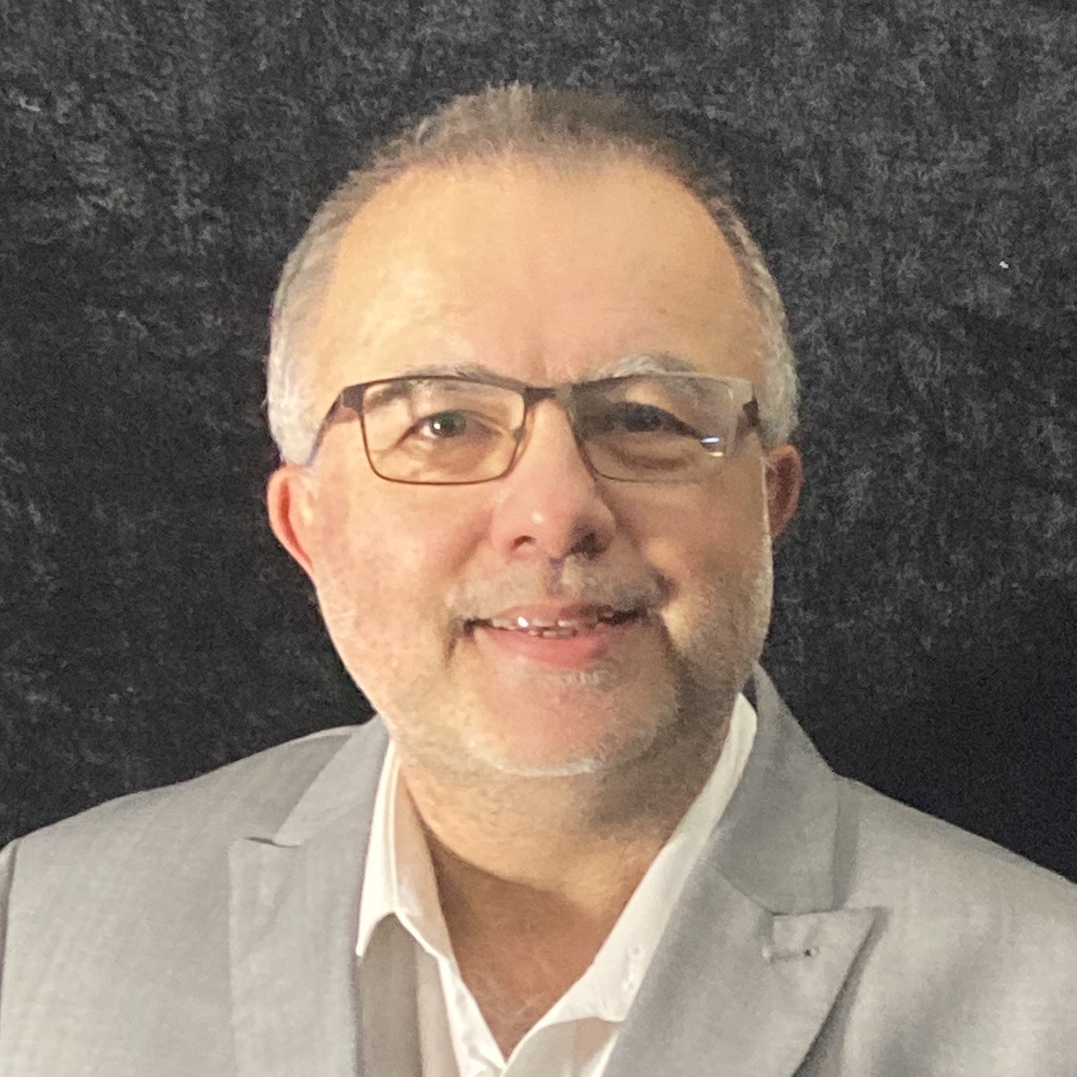 WHO IS BEHIND MR PROBUS - Créateur de Souvenirs pour Épicurieux